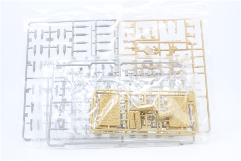 Trumpeter 00425TM German Field Howitzer Gun Crew (firing)