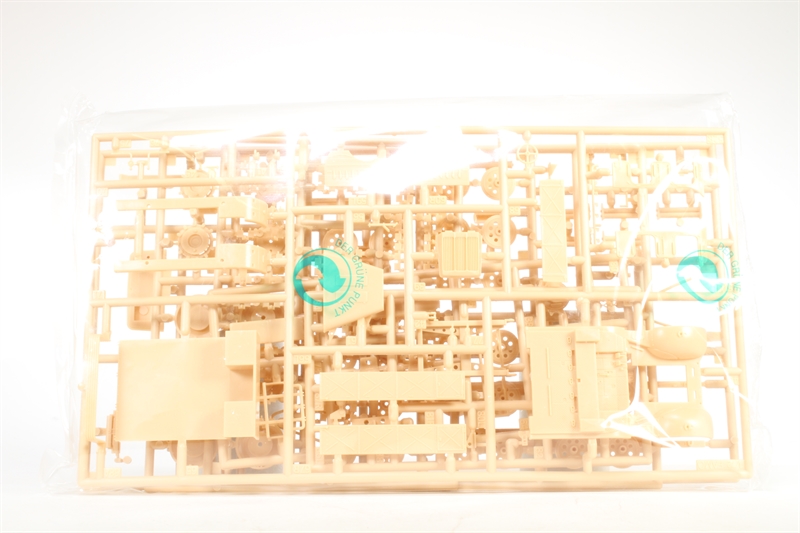 Revell 03100 Sd.Kfz. 9 "FAMO" with Earth Spade