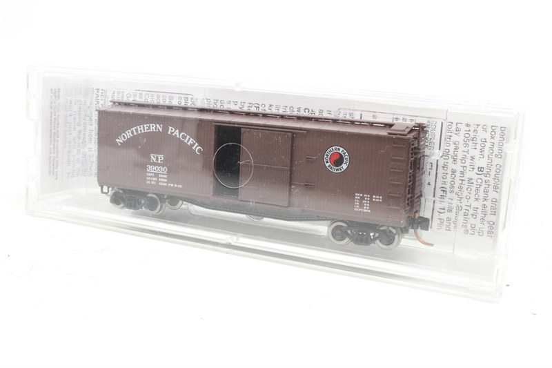 Micro-Trains 03900030 40' wood vertical brake wheel boxcar of the