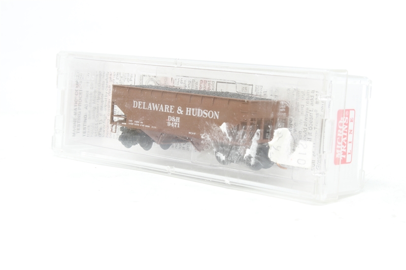 Micro-Trains 05500340 2-bay offset side open hopper of the Delaware ...
