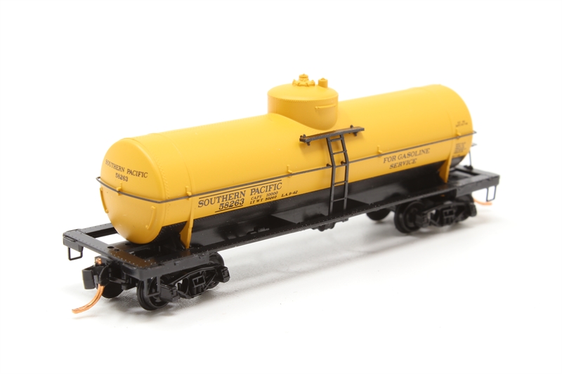 Micro-Trains 06500260 39' riveted single dome tank car of - Hattons