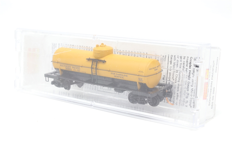 Micro-Trains 06500260 39' riveted single dome tank car of - Hattons