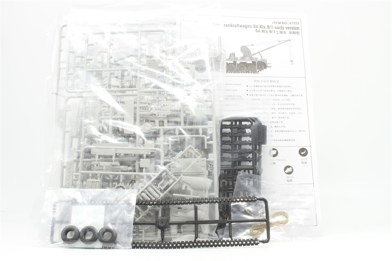 Trumpeter 07253TM FAMO SdKfz 9 18ton Half Track w/ 6-ton Crane (Early)