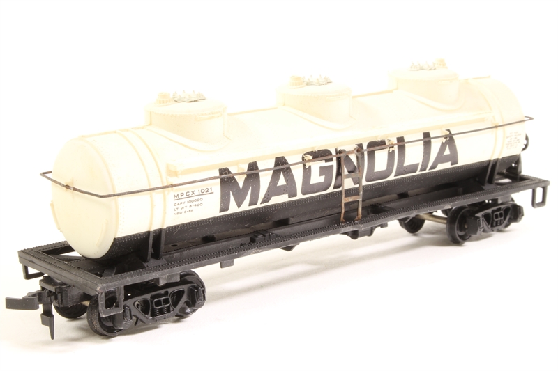 Bachmann USA 0921BAC 3-Dome Tank Car - Magnolia - Hattons