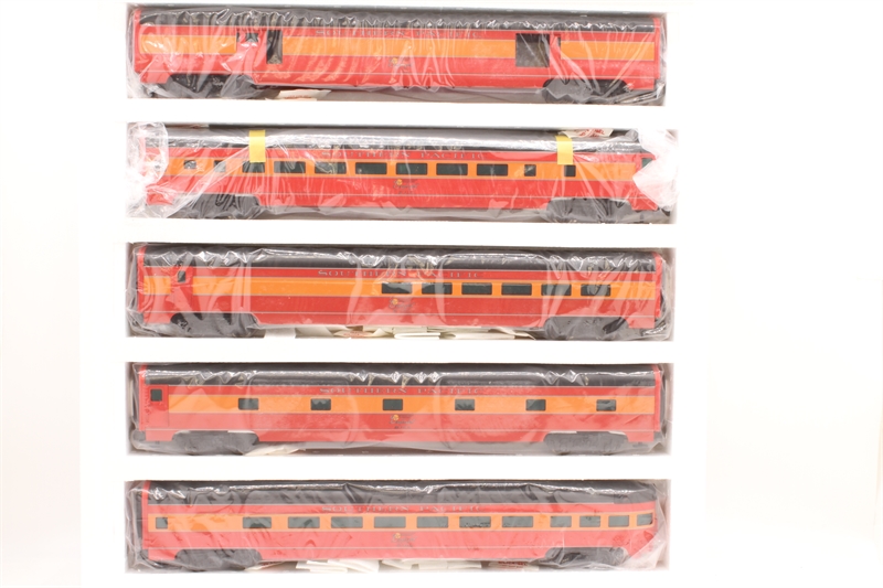 Weaver Models 1137-L 80' smooth side aluminium passenger car set of the