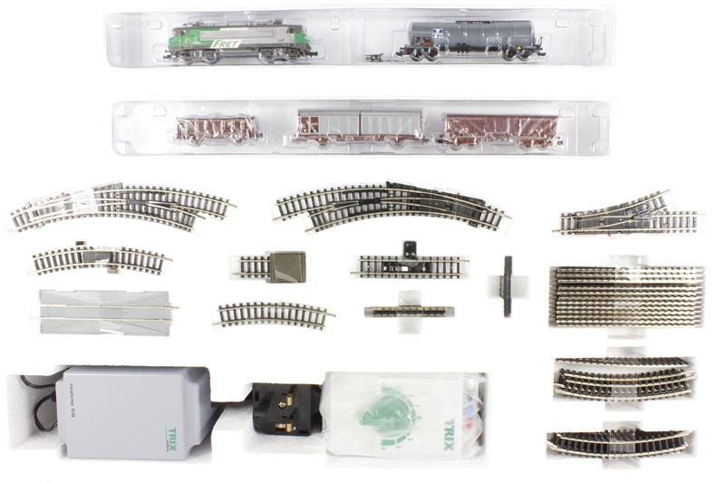 Minitrix 11484 N Gauge Starter Set, with Class 422 200 electric