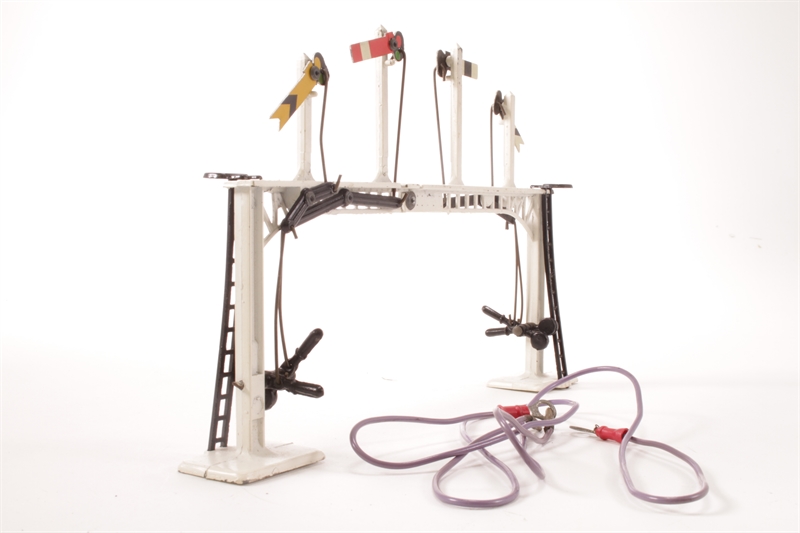 Crescent Toys 1236CR Double Track Signal Gantry - Hattons