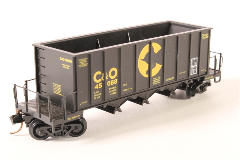 Micro-Trains 12500052 3-bay Ortner rapid discharge open hopper of the