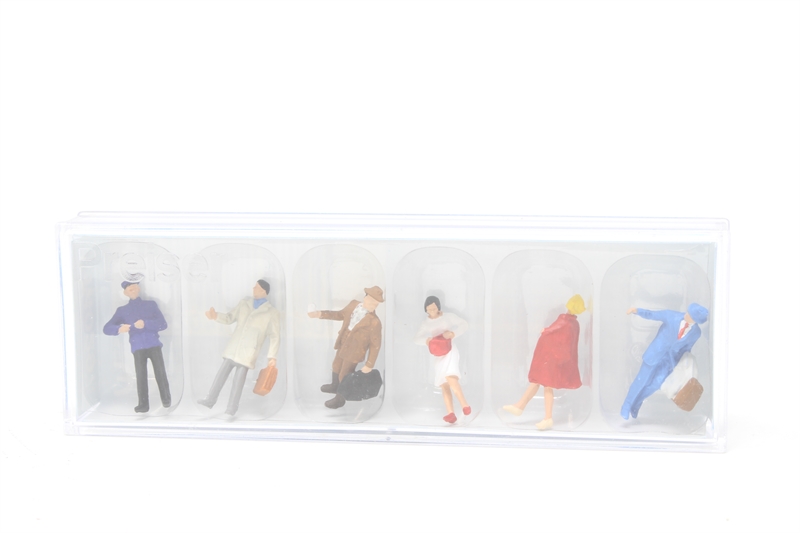 Preiser 14029 Ticket collector & passengers at the gate