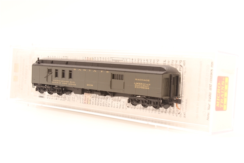 Micro-Trains 14800040 70' heavyweight mail baggage car of the Atchison,
