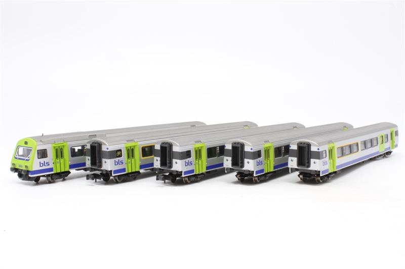 Minitrix 15917 Express passenger car set of the BLS - pack - Hattons