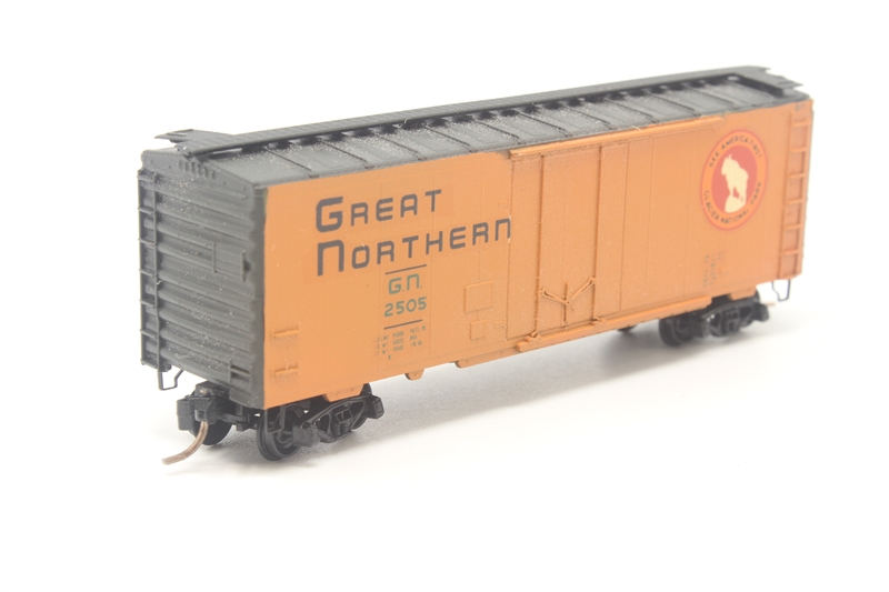 Micro-Trains 20416-2505 40' steel PS-1 boxcar of the Great Northern