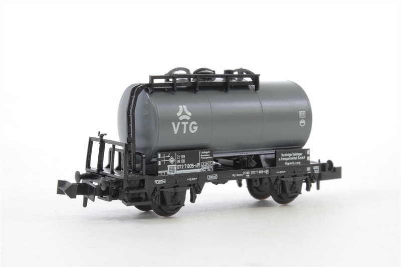 Roco 25039Roco 2-axle Oil tank car of the DB - black and orange 23 84 737