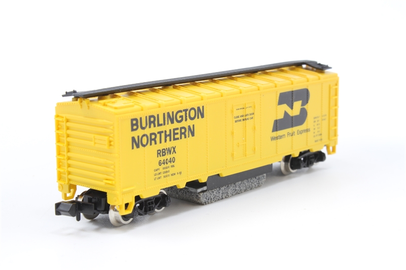 Roco 25900 4-axle Track Cleaning car of the Burlington Northern - yellow