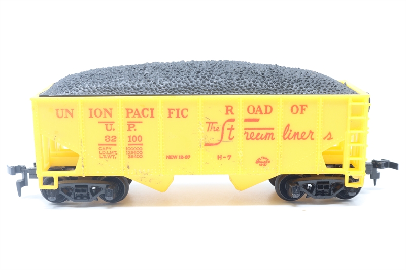 Life-Like 2600LIF 2-bay open hopper of the Union Pacific Railroad 32100