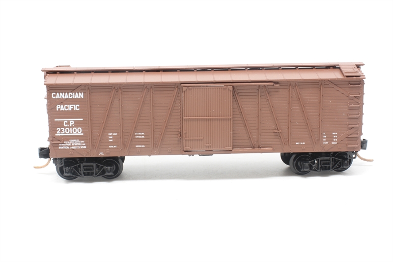 Micro-Trains 28120 40' wood sheathed outside braced boxcar of the