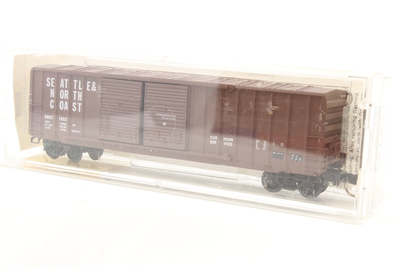 Micro-Trains 30160MIC 50' steel rib double sliding door no roofwalk