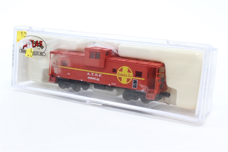 Atlas 30202ATL Cupola extended vision caboose of the Santa Fe - red,