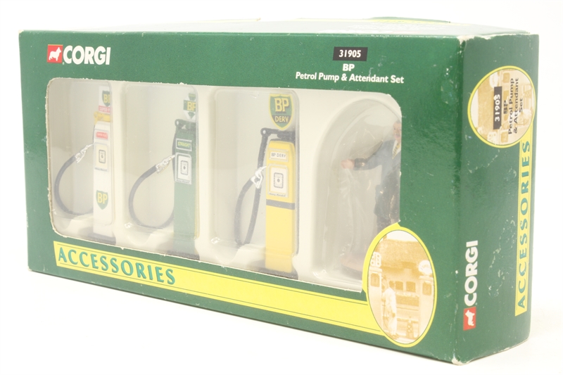 Corgi 31905COR Set of 3 BP Petrol Gas Pumps and Attendant
