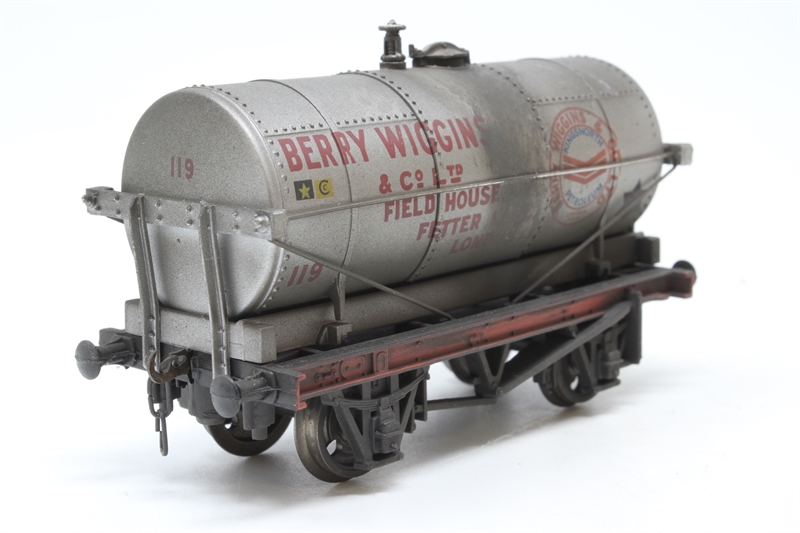 Bachmann Branchline 33-528-119 14 ton tank wagon with small filler cap