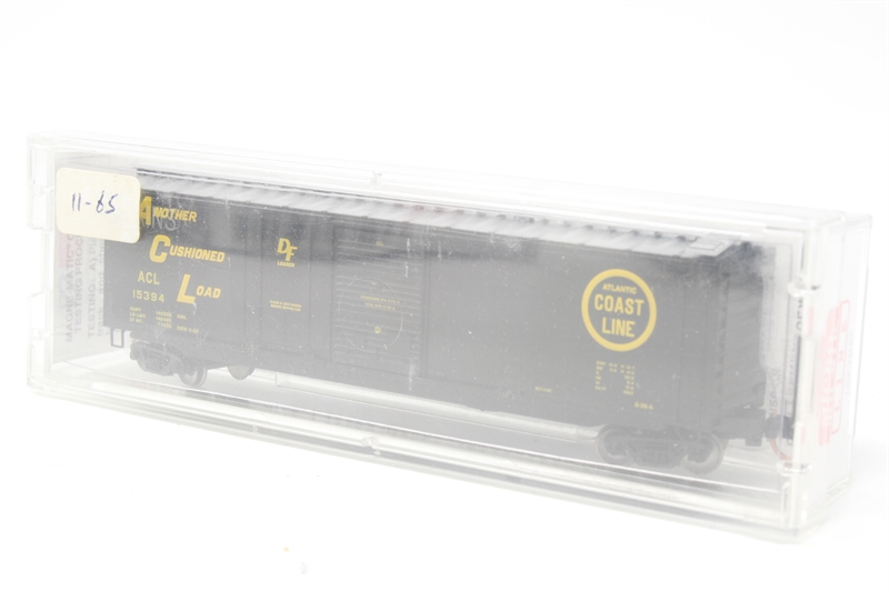 Micro-Trains 3300170 50' standard box car, with plug & sliding door of