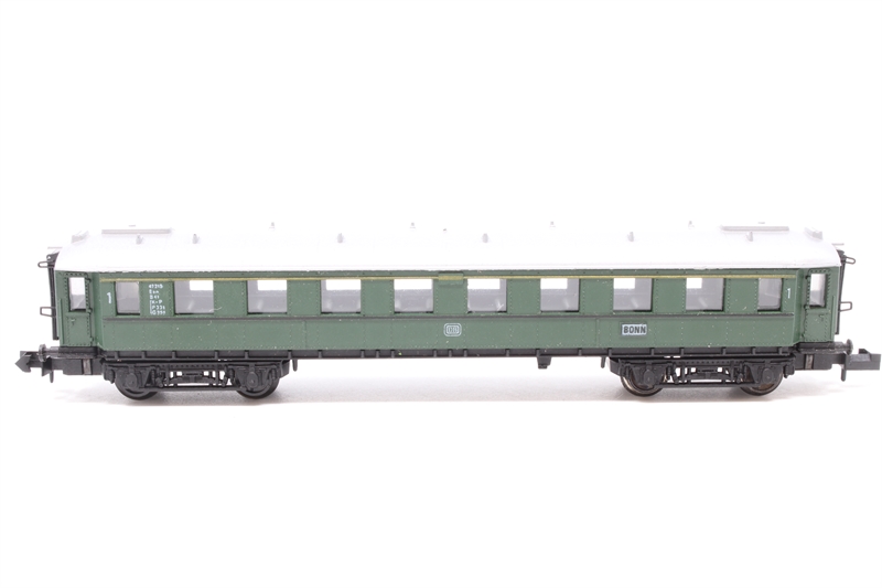 Arnold 3310ARN 1st class express coach of the DB - Hattons