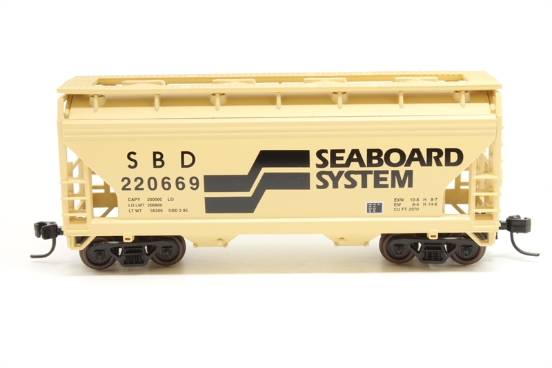 Atlas 39062 2-bay center flow covered hopper of the Seaboard System
