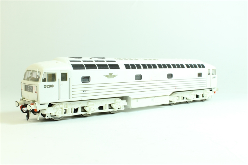 Heljan 4005LN Lion Diesel locomotive D0260 in white livery - Hattons