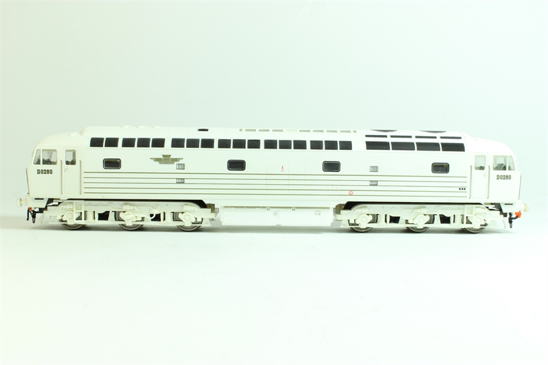 Heljan 4005LN Lion Diesel locomotive D0260 in white livery - Hattons