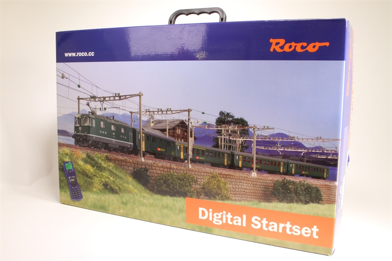 Roco 41312Roco Class Re 4/4 and 3 Schlieren Coaches of the - Hattons