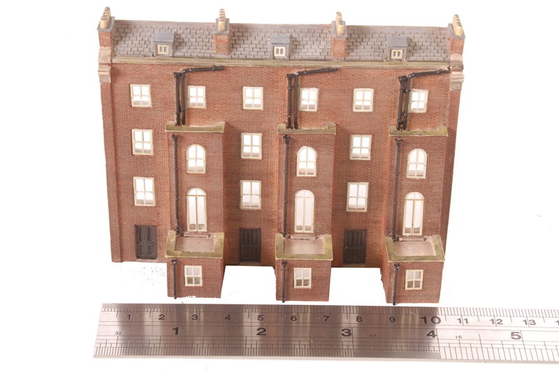 Graham Farish 42-227 Low relief Victorian Tenements (rear) - Hattons