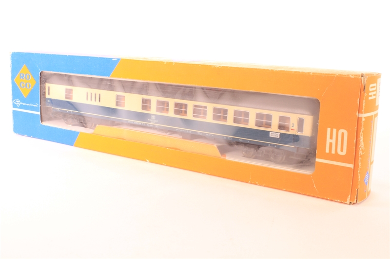 Roco 4258Roco 2nd Class Passenger Coach with Baggage - Hattons