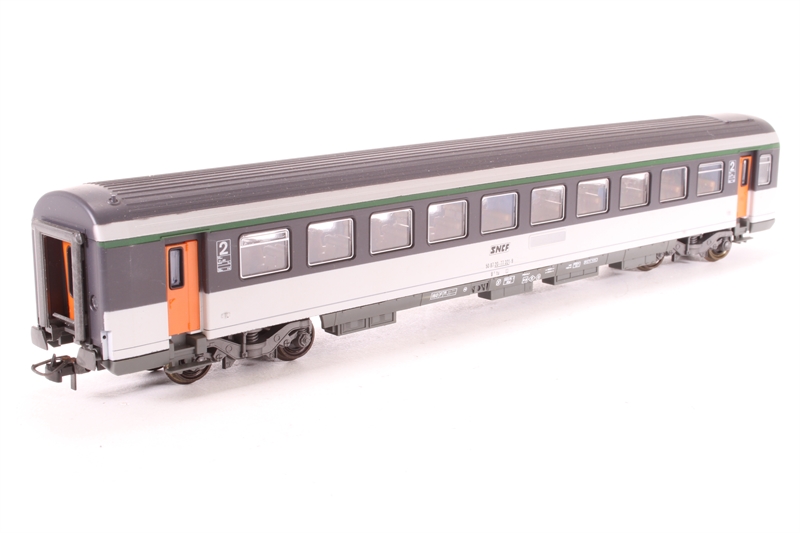Roco 4275Roco 2nd Class Express Coach of the SNCF
