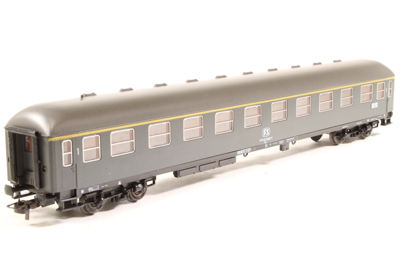 Roco 4284 1st Class Express Coach of the FS