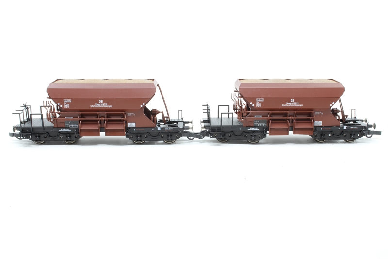 Roco 44128 Pair of Self-Unloading Hopper Wagons of the - Hattons