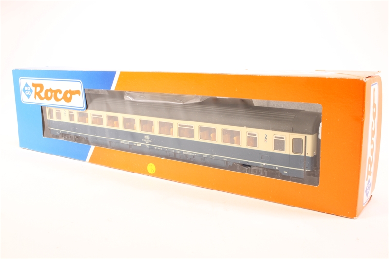 Roco 44301Roco 2nd Class Express Coach of the German DB