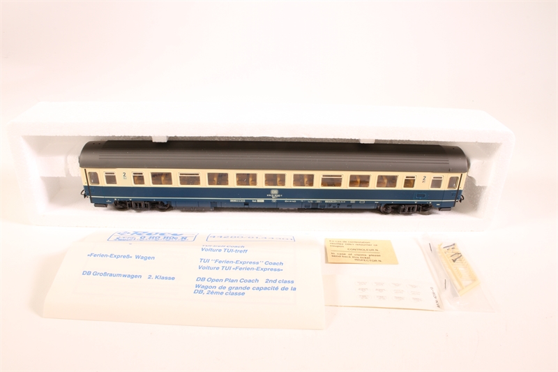 Roco 44301Roco 2nd Class Express Coach of the German DB