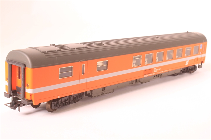 Roco 44312 Eurofima Dining Coach of the OBB - Hattons