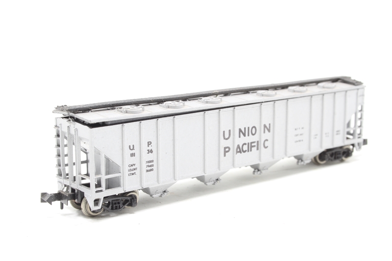 AHM 4446E 4-bay ribside covered hopper of the Union Pacific - grey ...