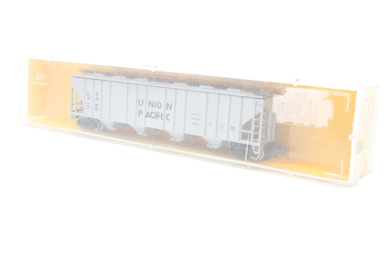 AHM 4446E 4-bay ribside covered hopper of the Union Pacific - grey ...