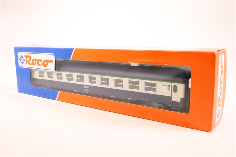 Roco 44602 InterCity 2nd Class Couchette Coach of the SNCF - Hattons