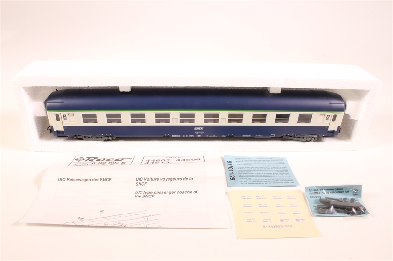 Roco 44602 InterCity 2nd Class Couchette Coach of the SNCF - Hattons