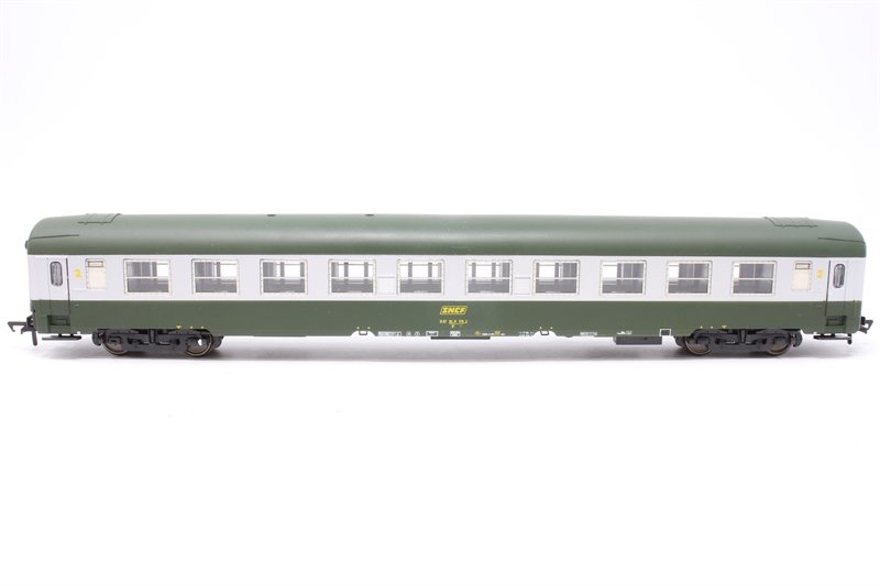 Roco 44609 2nd Class Passenger coach of the French SNCF - Hattons