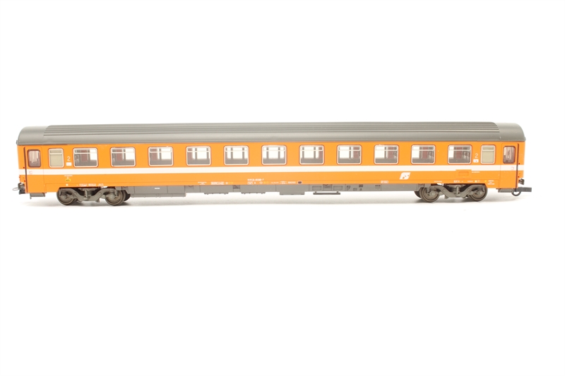 Roco 44637 2nd class Eurofima coach of the FS