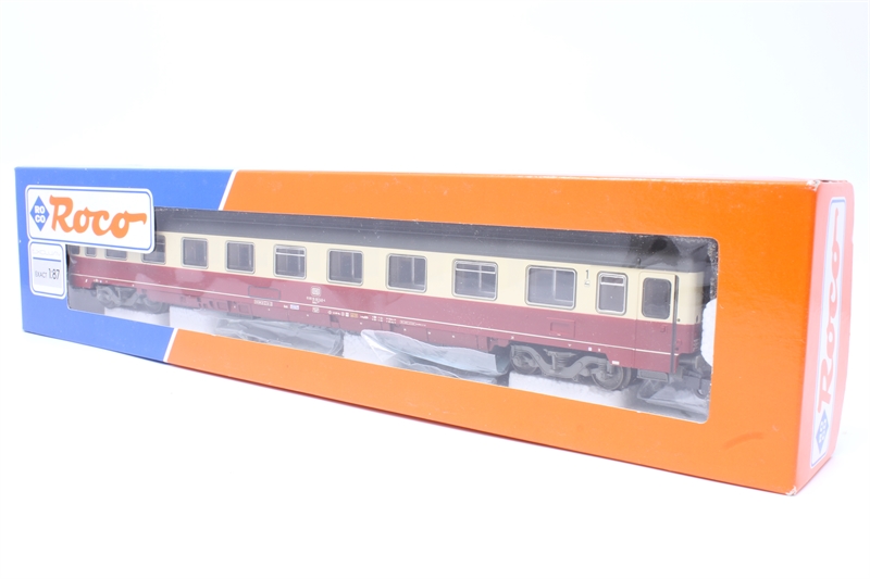 Roco 44653 1st class compartment coach, type Avmz of the DB
