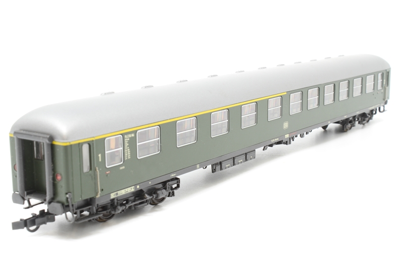 Roco 44742 1st/2nd Class Express Composite Coach, type - Hattons