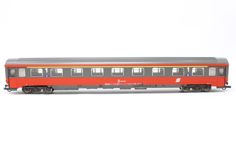 Roco 45232 1st Class Passenger Coach of the Austrian OBB