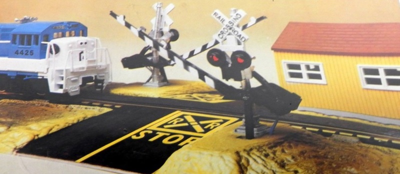 Bachmann USA 46214BUS Dual Crossing Gates with Light and Bell