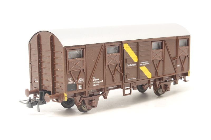 Roco 46417 covered goods wagon of the OBB in brown