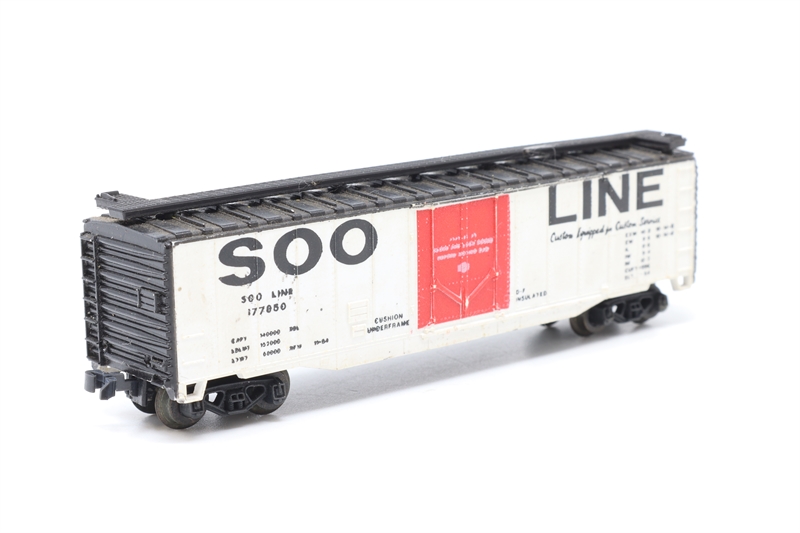 Lima 488LIM 50' steel reefer of the SOO Line - white with red door and